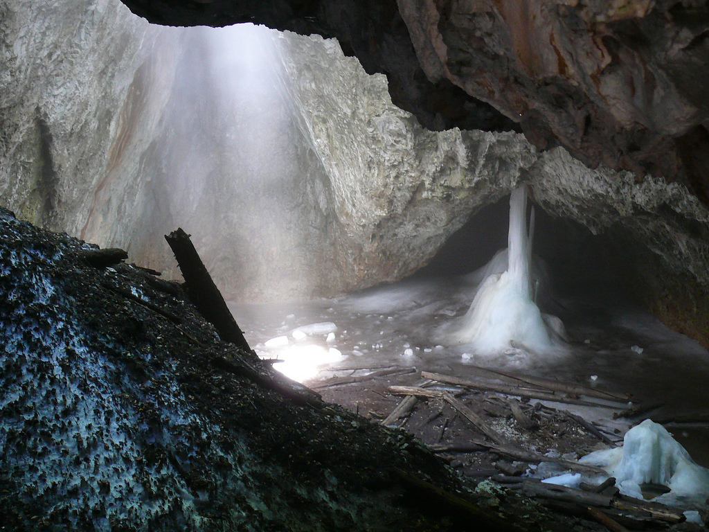 Pestera Ghetarul de la Focul Viu | Trecator prin lume