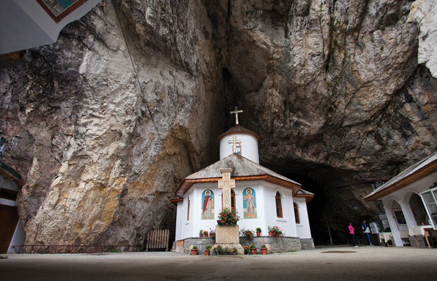 Pestera si Manastirea Ialomitei | Obiective turistice de văzut și vizitat