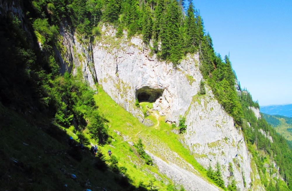 Peștera Din Piatra Rea | Obiective turistice de văzut și vizitat