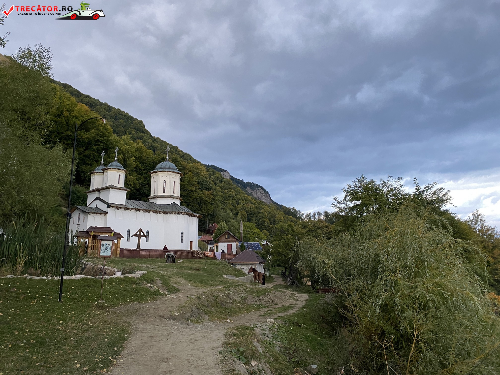 Schitul Pătrunsa – Obiective turistice de văzut și vizitat