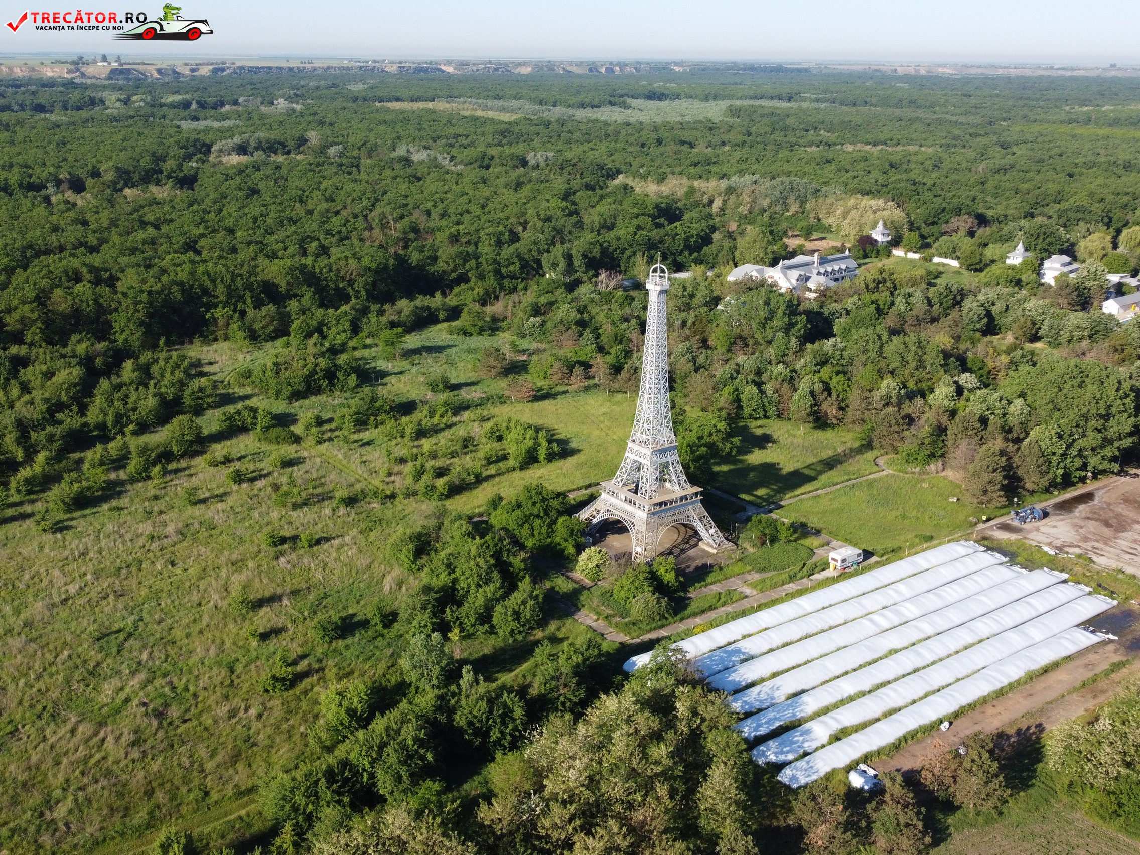 Turnul Eiffel de la Slobozia din Parcul de vacanță Hermes – Obiective turistice de văzut și vizitat
