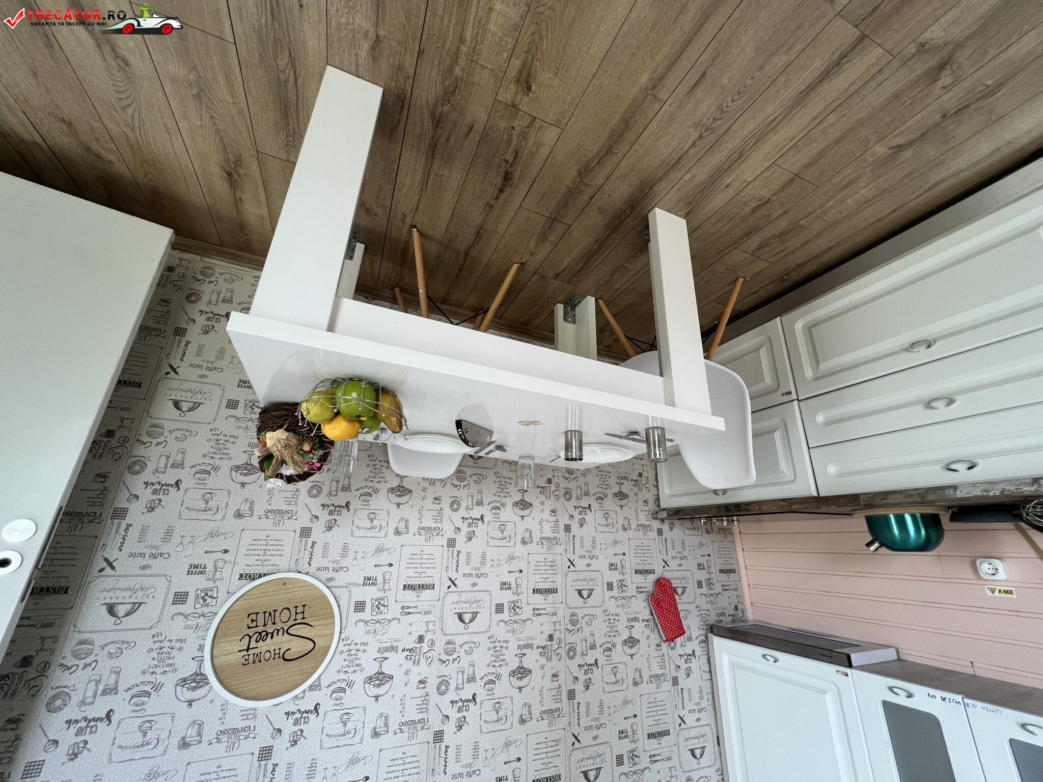 Căsuța răsturnată, Baia de Fier – Obiective turistice de văzut și vizitat